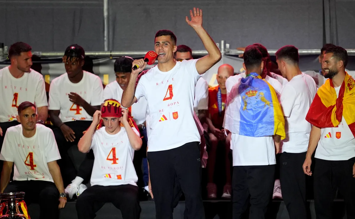UEFA bans two Spain stars for provocative chants - World Soccer Talk